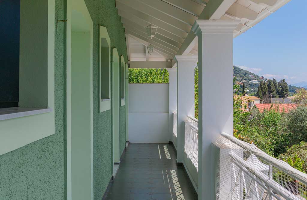 First Floor maisonnette with balcony, pool and mountain view ...