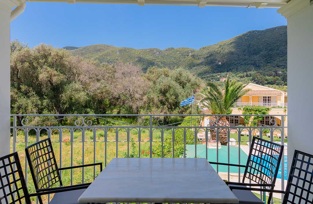 First Floor maisonnette with balcony, pool and mountain view ...